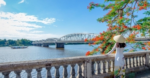 A day in Hue: Activities in Perfume river Hue